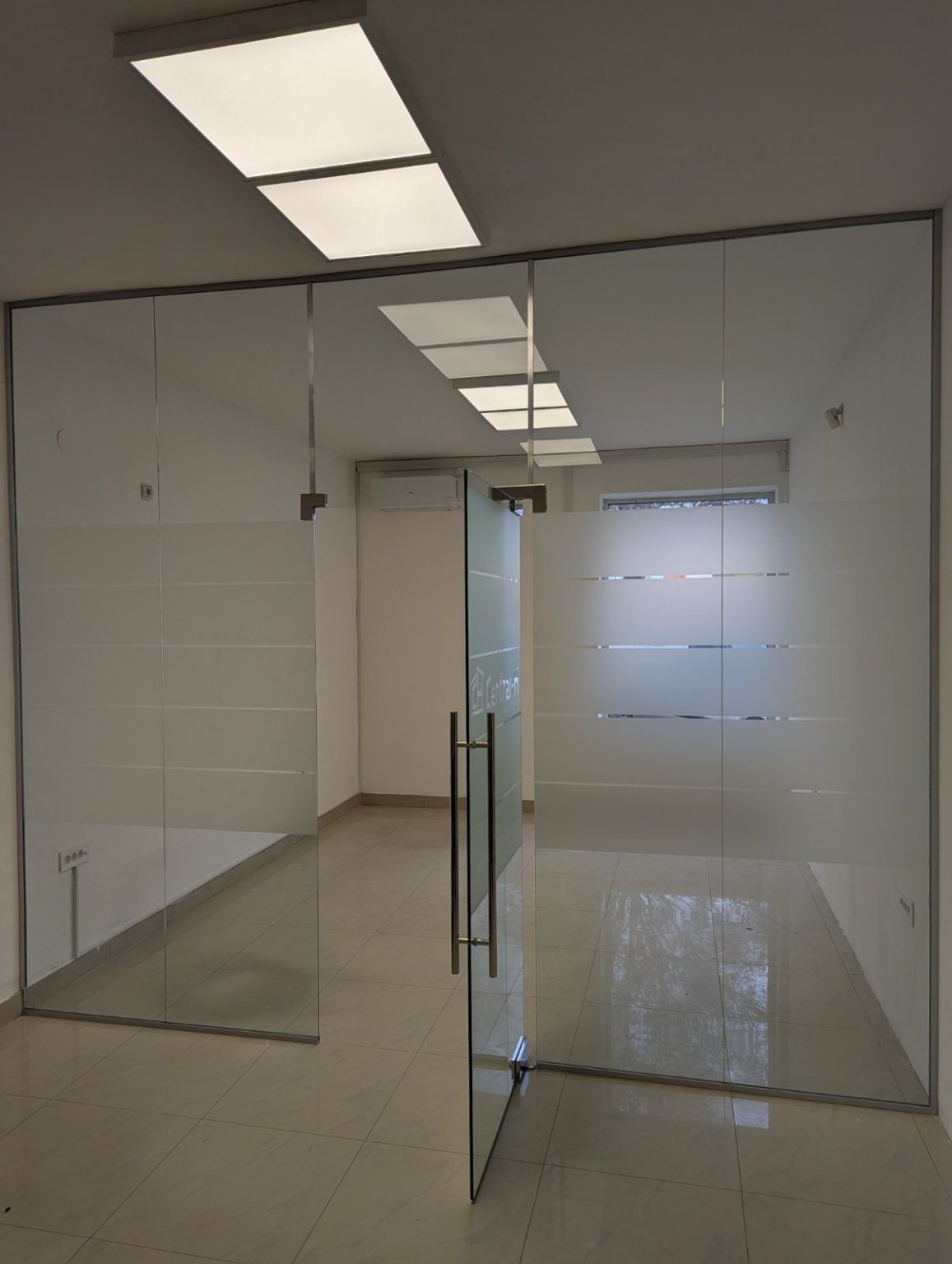 Staklene Pregrade Novi Sad - Izrada i montaža po meri | Staklo 3K Plus